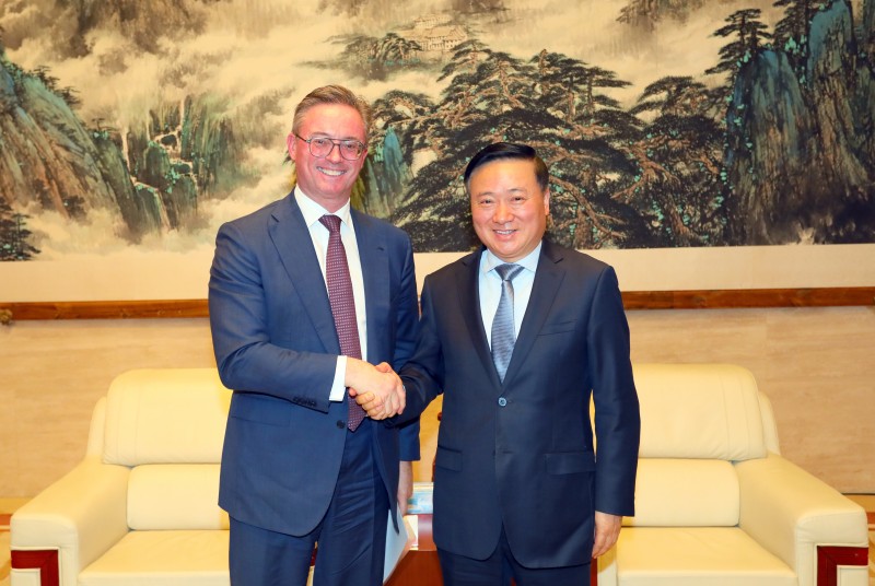 Weng Zuliang Meets with Jeremy Weir, Executive Chairman and Chief ...