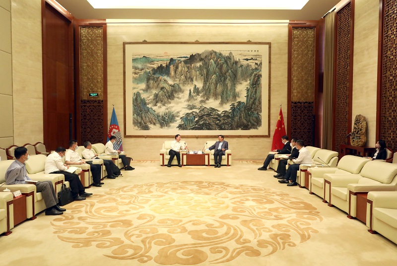 Weng Zuliang Meets with Xin Sijin, Secretary of WUT Party Committee